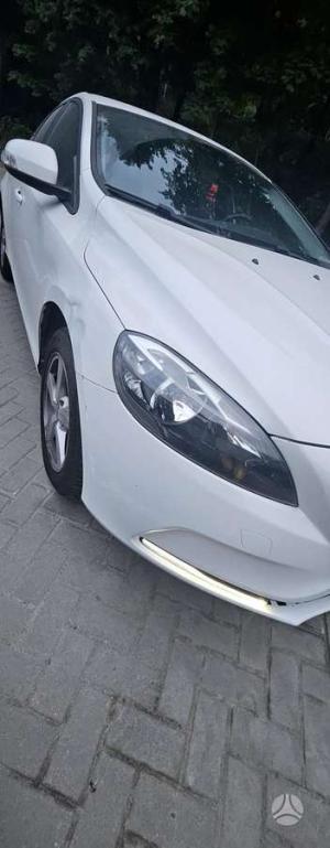 White Volvo V40 2014 in Vilnius, with an engine capacity of 1.60 L and mileage of 224 thousand km for 4500 €, photo 10 on AUTOMOTO.COM.LV