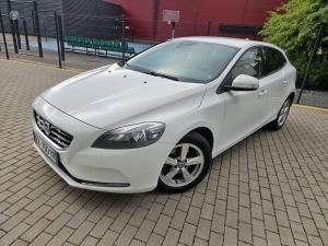 White Volvo V40 2014 in Kaunas, with an engine capacity of 1.56 L and mileage of 260 thousand km for 4950 €, photo  on AUTOMOTO.COM.LV