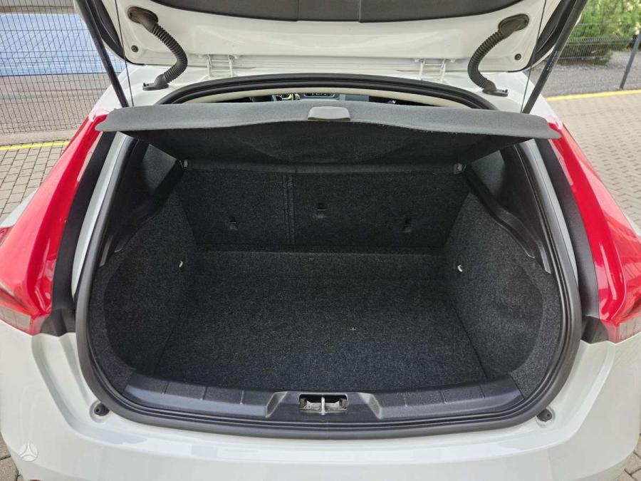 Balts Volvo V40 2014 Kauņa, ar dzinēja tilpumu 1.56 L un nobraukumu 260 tūkst. km par 4950 €, foto 30 vietnē AUTOMOTO.COM.LV