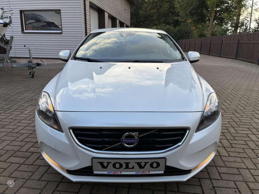 White Volvo V40 2014 in Siauliai, with an engine capacity of 1.56 L and mileage of 200 thousand km for 5700 €, photo 3 on AUTOMOTO.COM.LV
