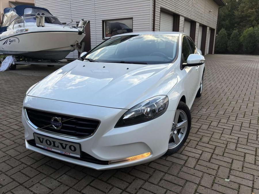 White Volvo V40 2014 in Siauliai, with an engine capacity of 1.56 L and mileage of 200 thousand km for 5700 €, photo 4 on AUTOMOTO.COM.LV
