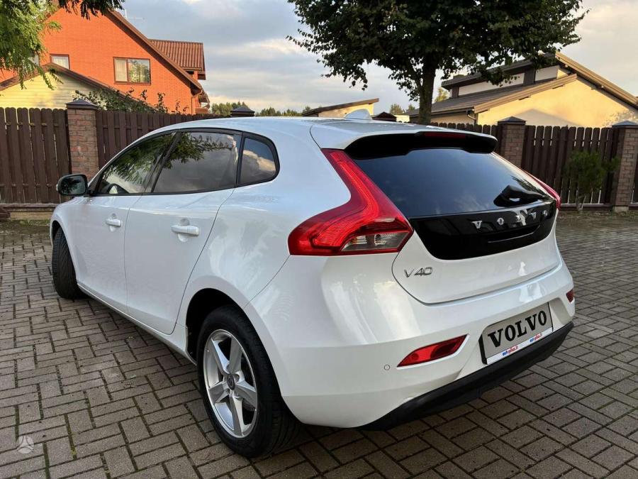 White Volvo V40 2014 in Siauliai, with an engine capacity of 1.56 L and mileage of 200 thousand km for 5700 €, photo 5 on AUTOMOTO.COM.LV
