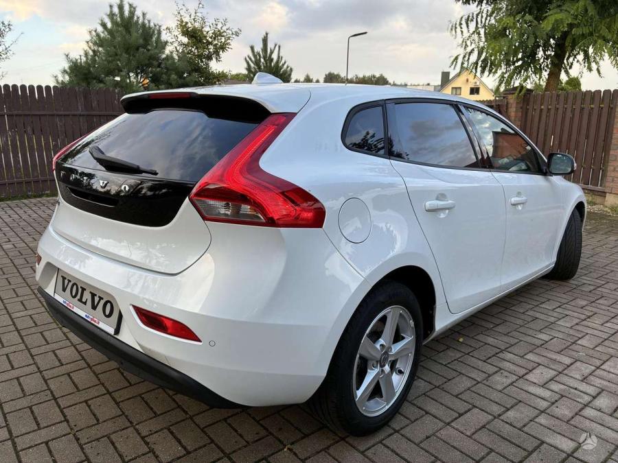 White Volvo V40 2014 in Siauliai, with an engine capacity of 1.56 L and mileage of 200 thousand km for 5700 €, photo 7 on AUTOMOTO.COM.LV
