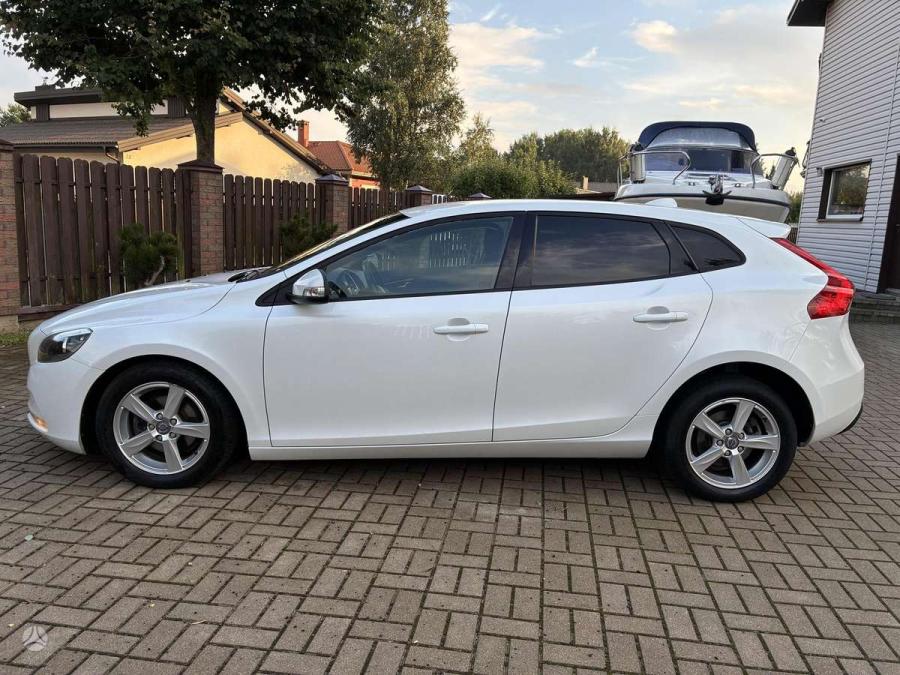 White Volvo V40 2014 in Siauliai, with an engine capacity of 1.56 L and mileage of 200 thousand km for 5700 €, photo 8 on AUTOMOTO.COM.LV