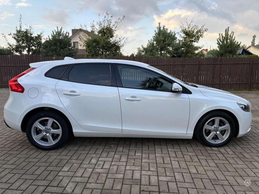 White Volvo V40 2014 in Siauliai, with an engine capacity of 1.56 L and mileage of 200 thousand km for 5700 €, photo 10 on AUTOMOTO.COM.LV