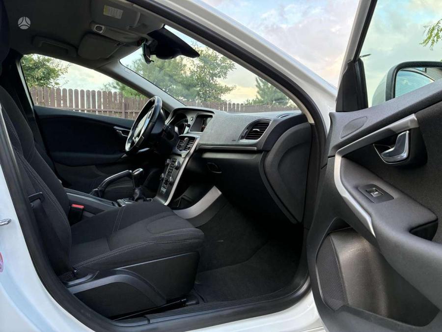 White Volvo V40 2014 in Siauliai, with an engine capacity of 1.56 L and mileage of 200 thousand km for 5700 €, photo 11 on AUTOMOTO.COM.LV