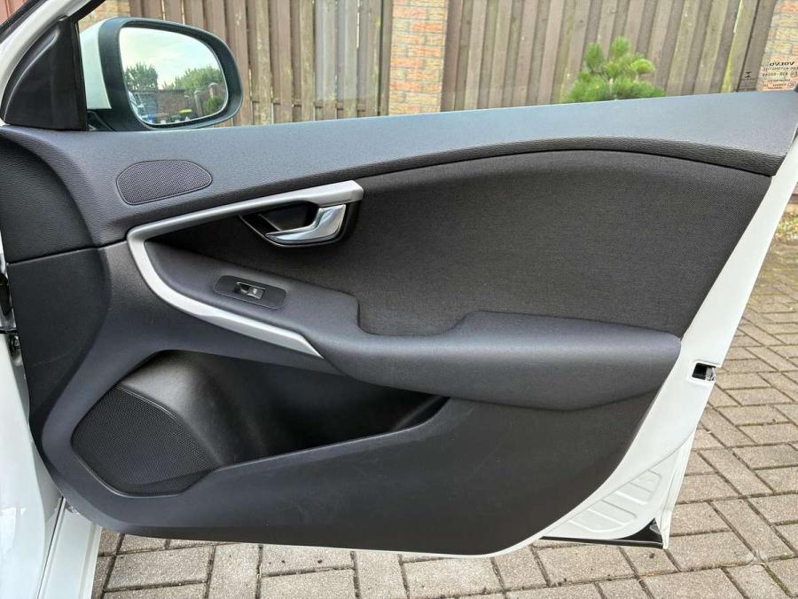 White Volvo V40 2014 in Siauliai, with an engine capacity of 1.56 L and mileage of 200 thousand km for 5700 €, photo 12 on AUTOMOTO.COM.LV