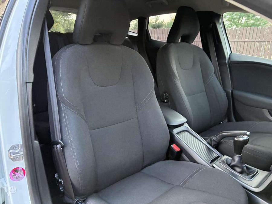 White Volvo V40 2014 in Siauliai, with an engine capacity of 1.56 L and mileage of 200 thousand km for 5700 €, photo 13 on AUTOMOTO.COM.LV