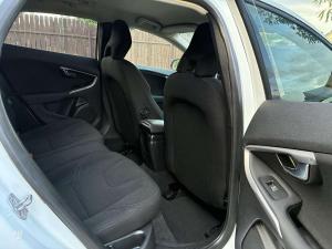 White Volvo V40 2014 in Siauliai, with an engine capacity of 1.56 L and mileage of 200 thousand km for 5700 €, photo 14 on AUTOMOTO.COM.LV