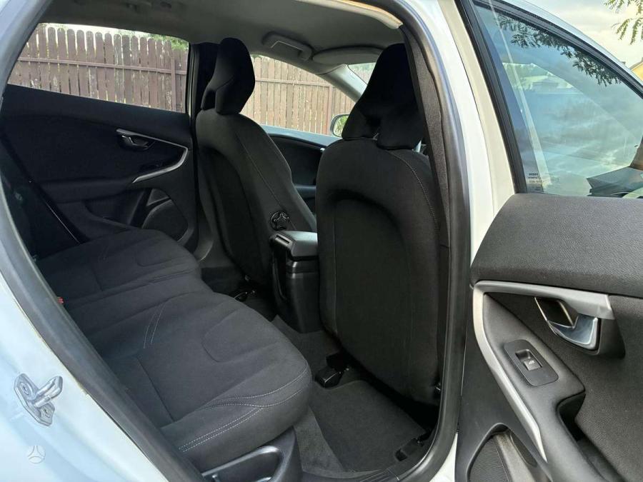 White Volvo V40 2014 in Siauliai, with an engine capacity of 1.56 L and mileage of 200 thousand km for 5700 €, photo 14 on AUTOMOTO.COM.LV