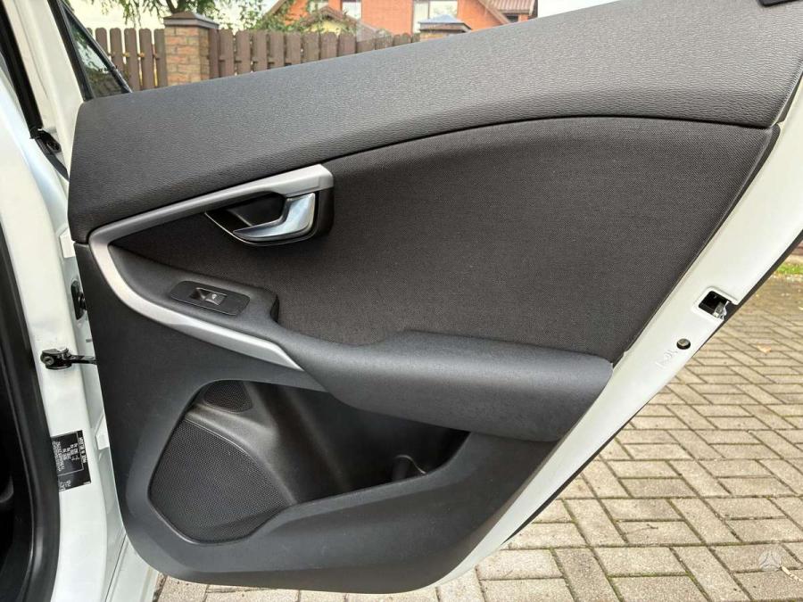 White Volvo V40 2014 in Siauliai, with an engine capacity of 1.56 L and mileage of 200 thousand km for 5700 €, photo 15 on AUTOMOTO.COM.LV