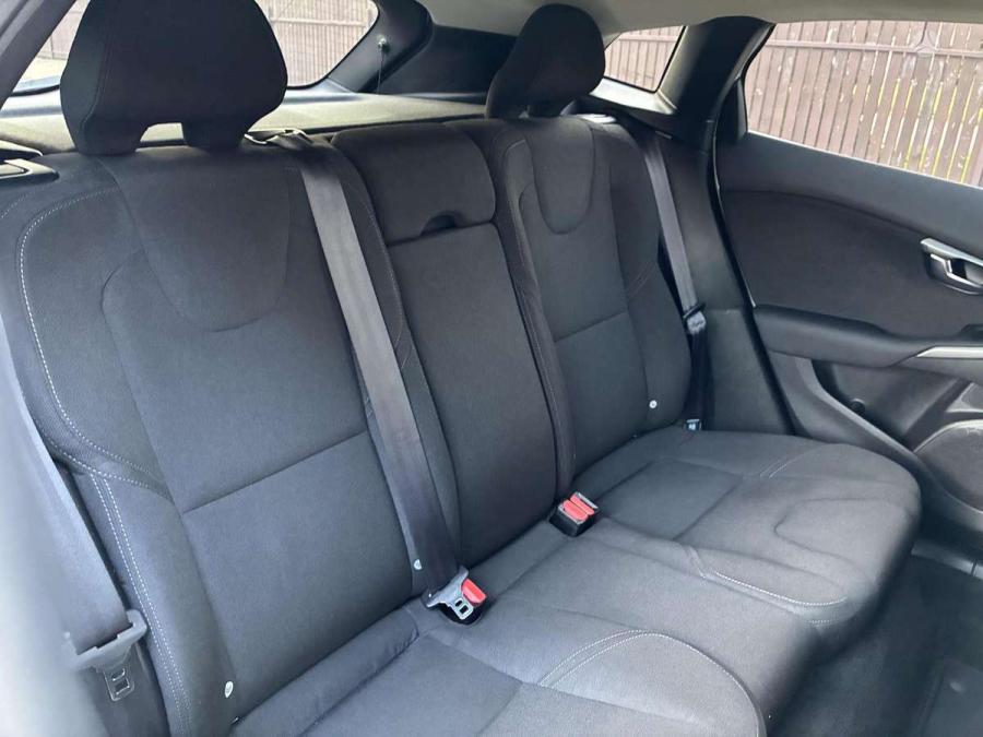 White Volvo V40 2014 in Siauliai, with an engine capacity of 1.56 L and mileage of 200 thousand km for 5700 €, photo 16 on AUTOMOTO.COM.LV