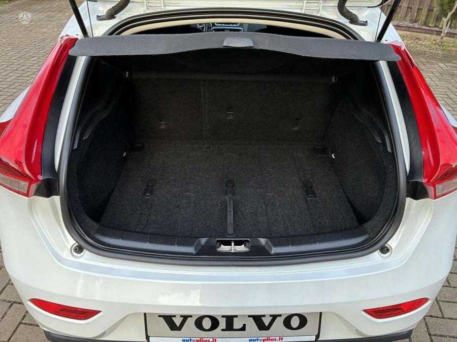 White Volvo V40 2014 in Siauliai, with an engine capacity of 1.56 L and mileage of 200 thousand km for 5700 €, photo 17 on AUTOMOTO.COM.LV