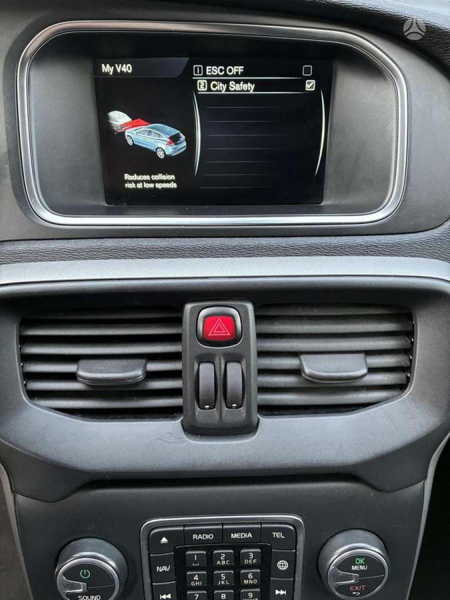 White Volvo V40 2014 in Siauliai, with an engine capacity of 1.56 L and mileage of 200 thousand km for 5700 €, photo 22 on AUTOMOTO.COM.LV