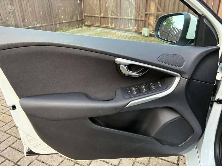 White Volvo V40 2014 in Siauliai, with an engine capacity of 1.56 L and mileage of 200 thousand km for 5700 €, photo 25 on AUTOMOTO.COM.LV