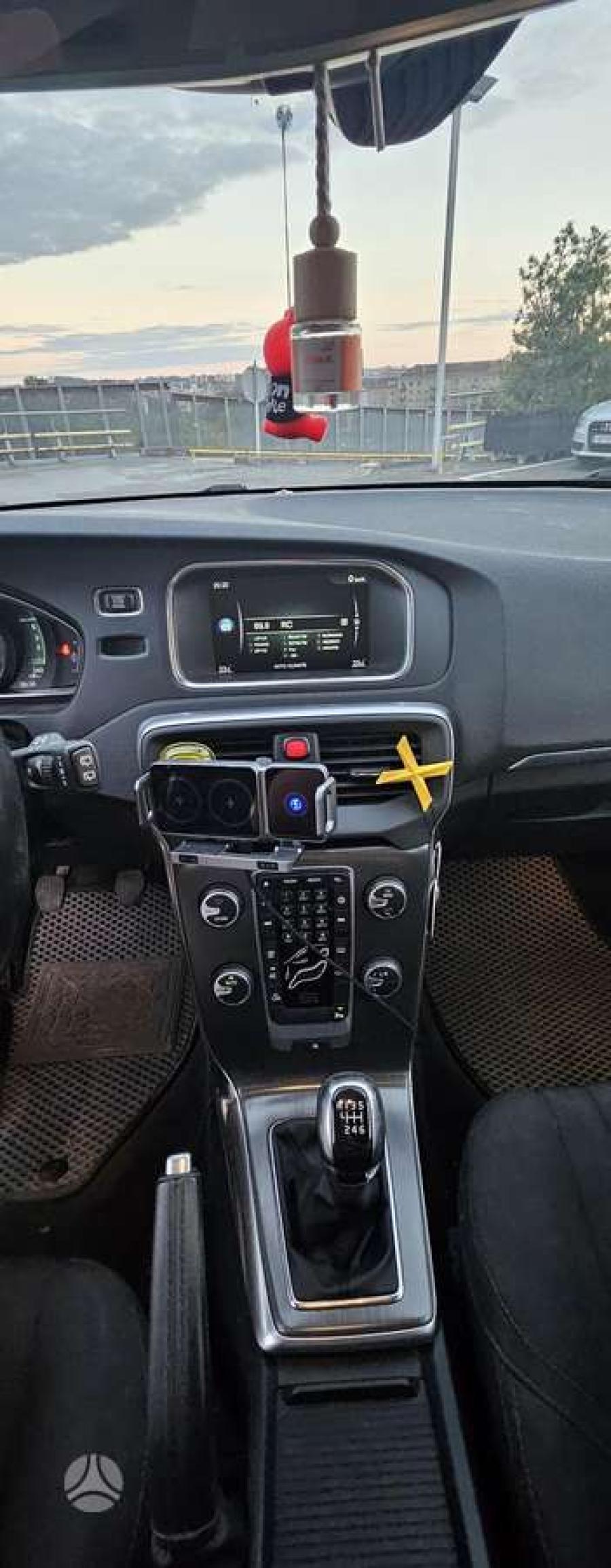 Balts Volvo V40 2014 Viļņa, ar dzinēja tilpumu 1.60 L un nobraukumu 226 tūkst. km par 5500 €, foto 7 vietnē AUTOMOTO.COM.LV