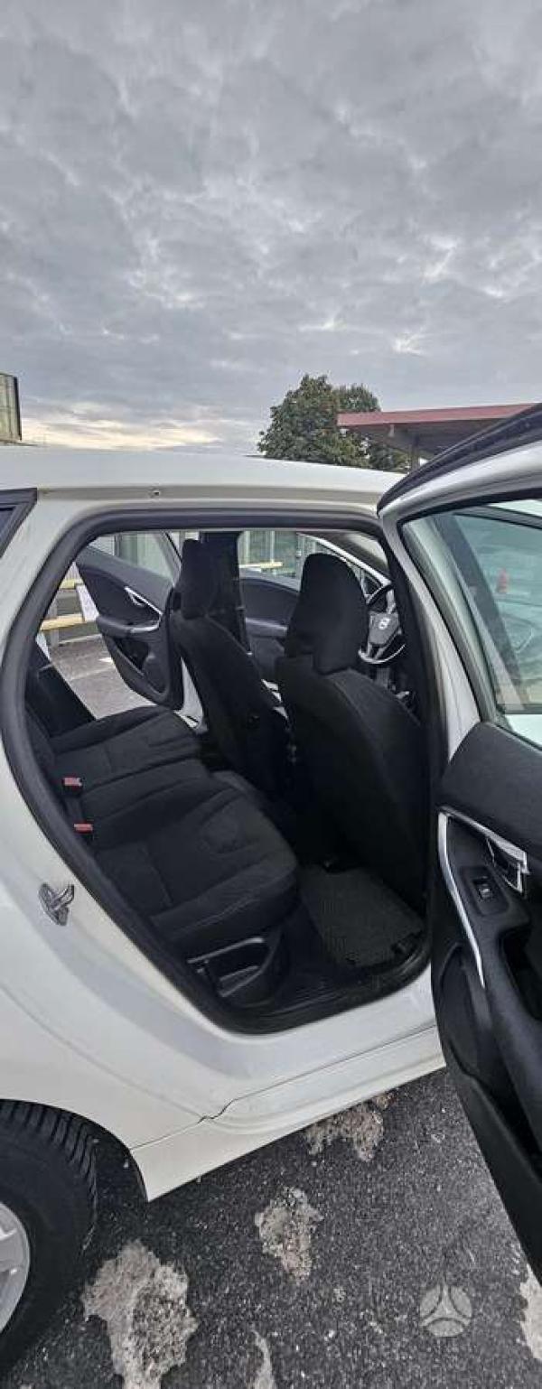 Balts Volvo V40 2014 Viļņa, ar dzinēja tilpumu 1.60 L un nobraukumu 226 tūkst. km par 5500 €, foto 10 vietnē AUTOMOTO.COM.LV