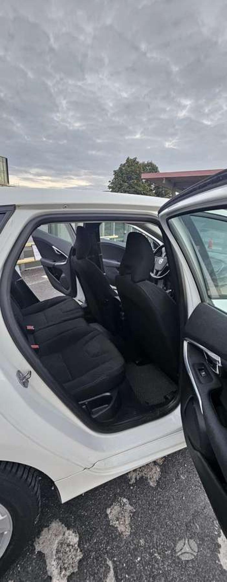 Balts Volvo V40 2014 Viļņa, ar dzinēja tilpumu 1.60 L un nobraukumu 226 tūkst. km par 5500 €, foto 10 vietnē AUTOMOTO.COM.LV