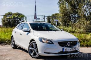 White Volvo V40 2014 in Riga, with an engine capacity of 2.00 L and mileage of 270 thousand km for 6790 €, photo 3 on AUTOMOTO.COM.LV
