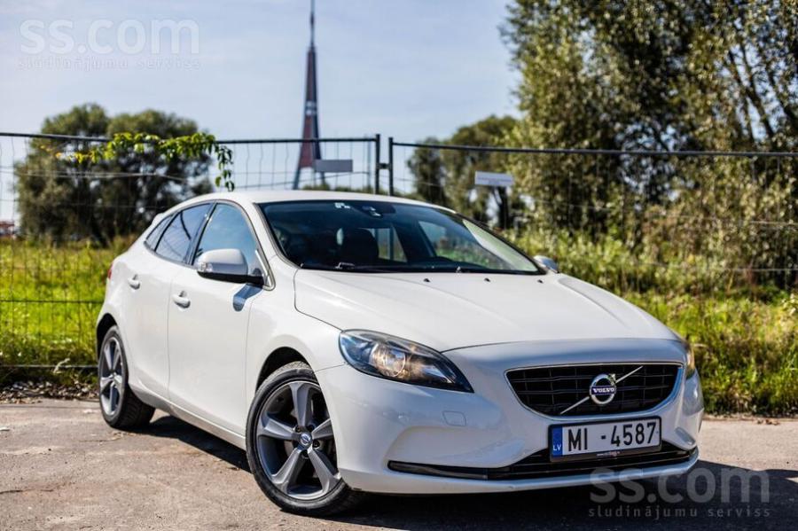 White Volvo V40 2014 in Riga, with an engine capacity of 2.00 L and mileage of 270 thousand km for 6790 €, photo 3 on AUTOMOTO.COM.LV