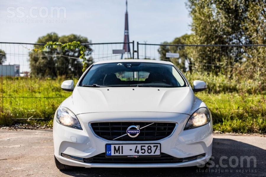 White Volvo V40 2014 in Riga, with an engine capacity of 2.00 L and mileage of 270 thousand km for 6790 €, photo 4 on AUTOMOTO.COM.LV