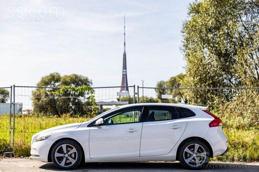 White Volvo V40 2014 in Riga, with an engine capacity of 2.00 L and mileage of 270 thousand km for 6790 €, photo 5 on AUTOMOTO.COM.LV