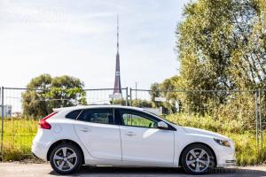 White Volvo V40 2014 in Riga, with an engine capacity of 2.00 L and mileage of 270 thousand km for 6790 €, photo 6 on AUTOMOTO.COM.LV