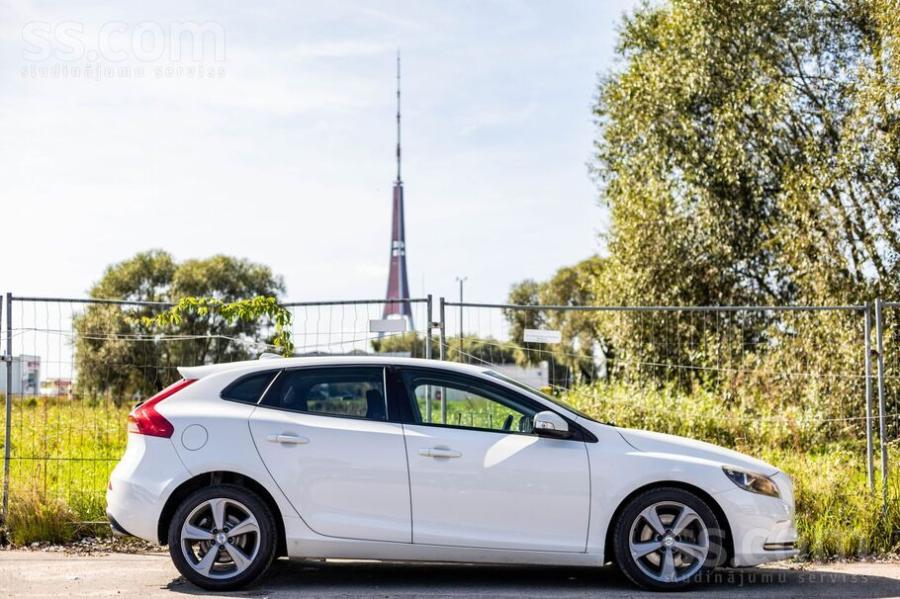 White Volvo V40 2014 in Riga, with an engine capacity of 2.00 L and mileage of 270 thousand km for 6790 €, photo 6 on AUTOMOTO.COM.LV