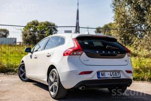White Volvo V40 2014 in Riga, with an engine capacity of 2.00 L and mileage of 270 thousand km for 6790 €, photo 7 on AUTOMOTO.COM.LV
