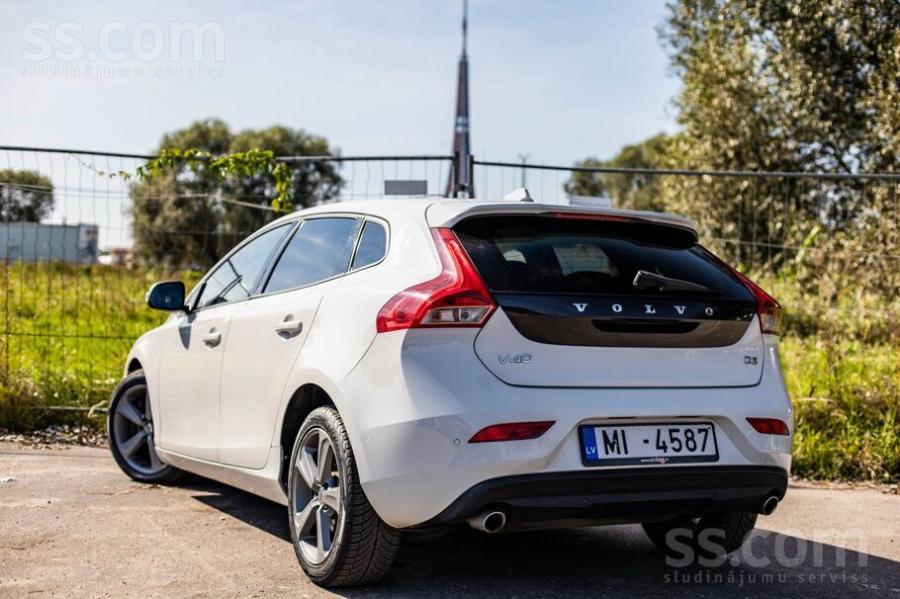 White Volvo V40 2014 in Riga, with an engine capacity of 2.00 L and mileage of 270 thousand km for 6790 €, photo 7 on AUTOMOTO.COM.LV