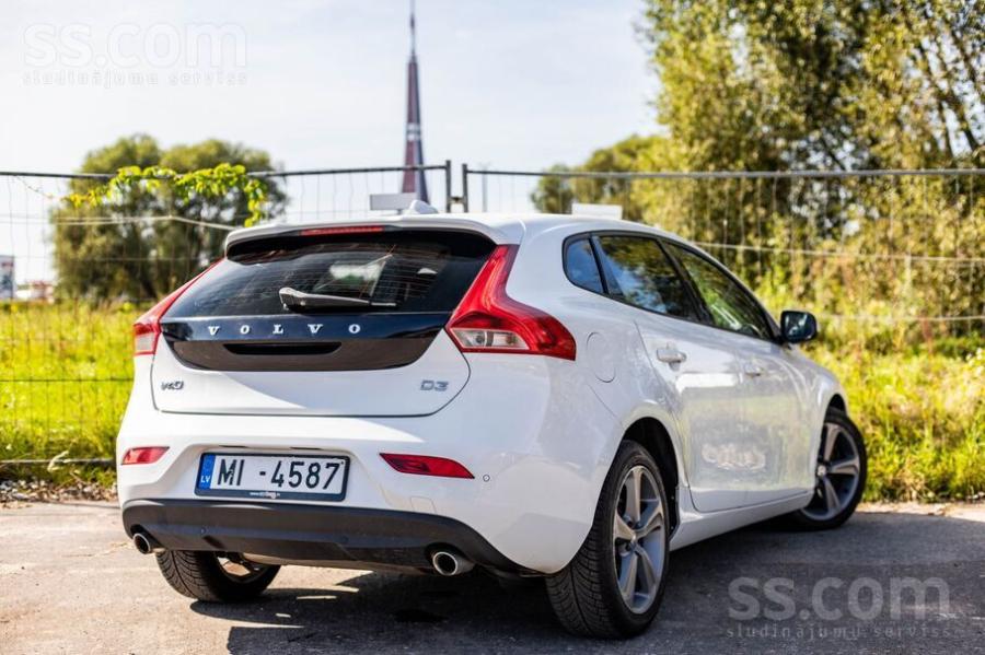 White Volvo V40 2014 in Riga, with an engine capacity of 2.00 L and mileage of 270 thousand km for 6790 €, photo 8 on AUTOMOTO.COM.LV