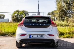 White Volvo V40 2014 in Riga, with an engine capacity of 2.00 L and mileage of 270 thousand km for 6790 €, photo 9 on AUTOMOTO.COM.LV
