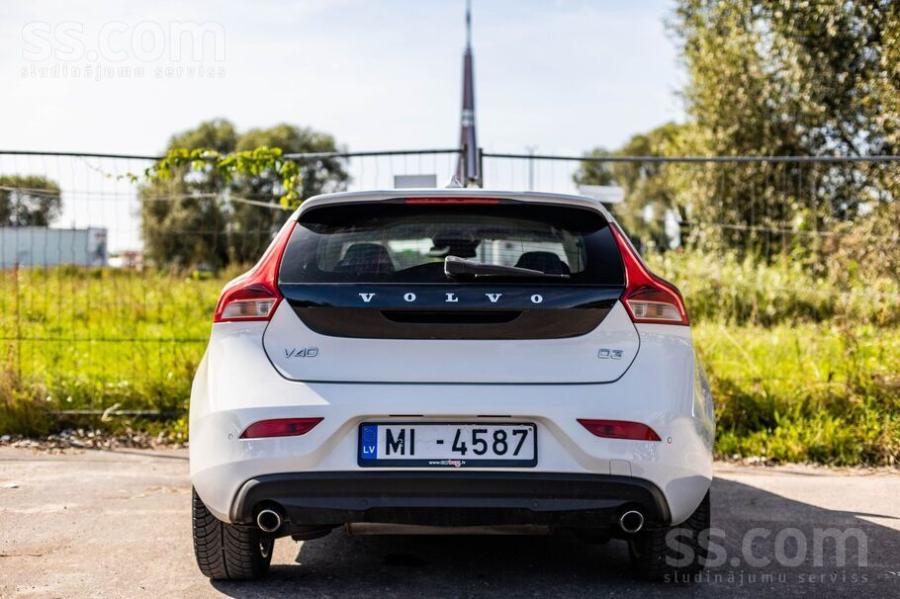 White Volvo V40 2014 in Riga, with an engine capacity of 2.00 L and mileage of 270 thousand km for 6790 €, photo 9 on AUTOMOTO.COM.LV