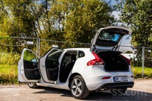 White Volvo V40 2014 in Riga, with an engine capacity of 2.00 L and mileage of 270 thousand km for 6790 €, photo 10 on AUTOMOTO.COM.LV