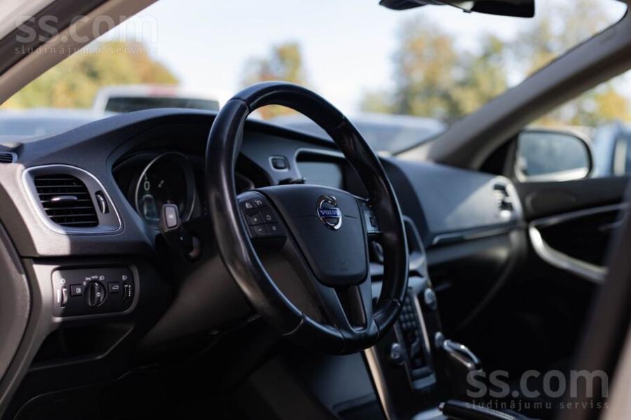 White Volvo V40 2014 in Riga, with an engine capacity of 2.00 L and mileage of 270 thousand km for 6790 €, photo 13 on AUTOMOTO.COM.LV