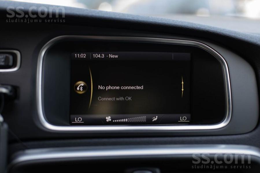 White Volvo V40 2014 in Riga, with an engine capacity of 2.00 L and mileage of 270 thousand km for 6790 €, photo 22 on AUTOMOTO.COM.LV