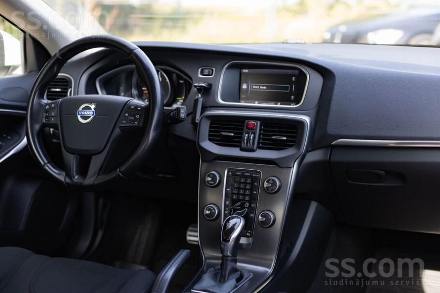 White Volvo V40 2014 in Riga, with an engine capacity of 2.00 L and mileage of 270 thousand km for 6790 €, photo 28 on AUTOMOTO.COM.LV