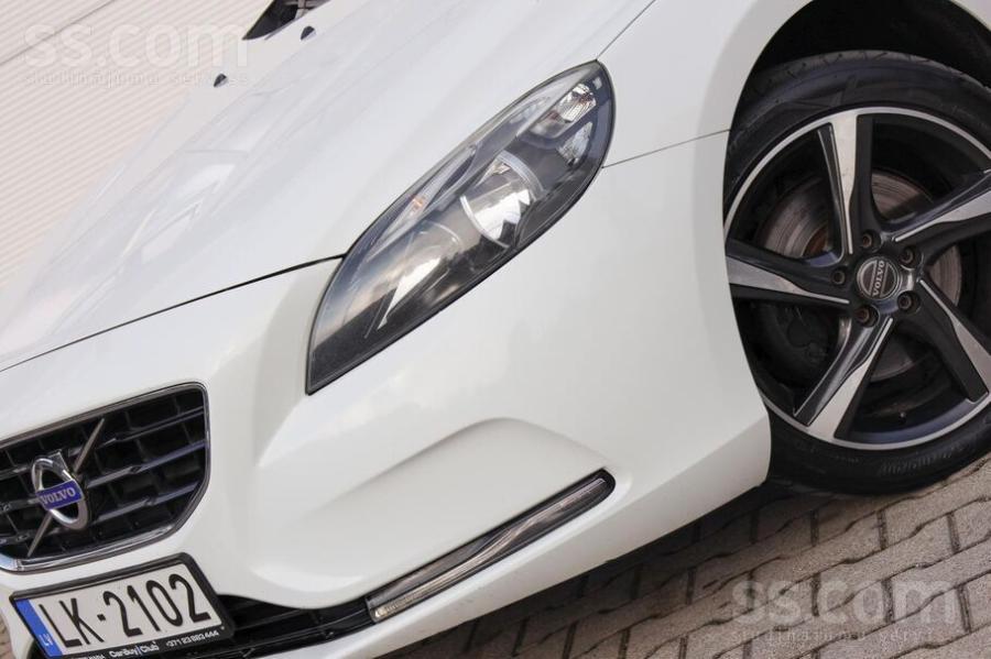 White Volvo V40 2014 in Riga, with an engine capacity of 1.60 L and mileage of 291 thousand km for 5995 €, photo 3 on AUTOMOTO.COM.LV