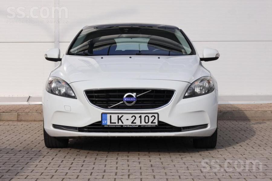 White Volvo V40 2014 in Riga, with an engine capacity of 1.60 L and mileage of 291 thousand km for 5995 €, photo 4 on AUTOMOTO.COM.LV
