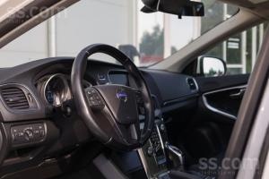 White Volvo V40 2014 in Riga, with an engine capacity of 1.60 L and mileage of 291 thousand km for 5995 €, photo 9 on AUTOMOTO.COM.LV