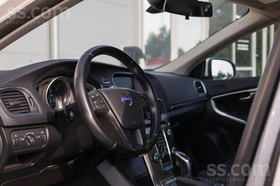 White Volvo V40 2014 in Riga, with an engine capacity of 1.60 L and mileage of 291 thousand km for 5995 €, photo 9 on AUTOMOTO.COM.LV