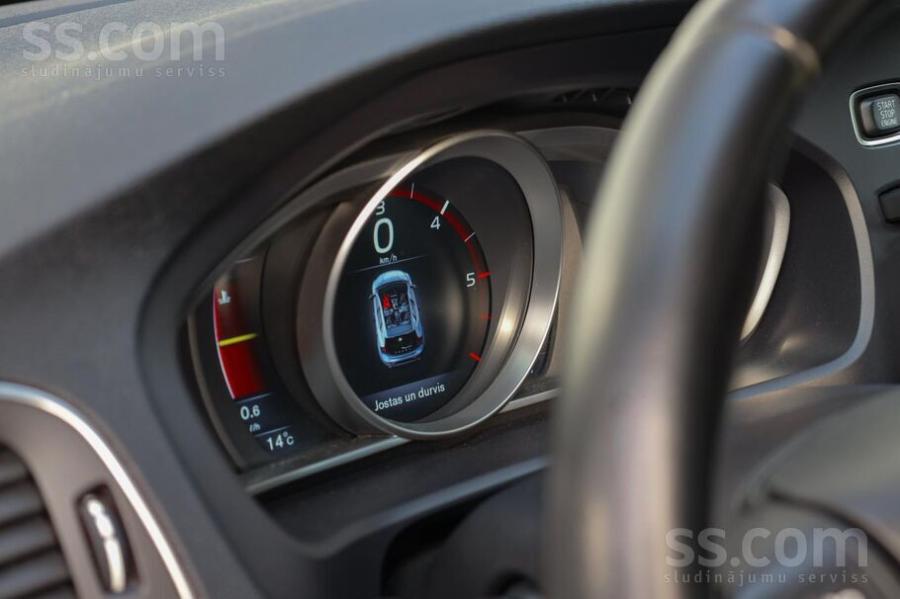White Volvo V40 2014 in Riga, with an engine capacity of 1.60 L and mileage of 291 thousand km for 5995 €, photo 10 on AUTOMOTO.COM.LV