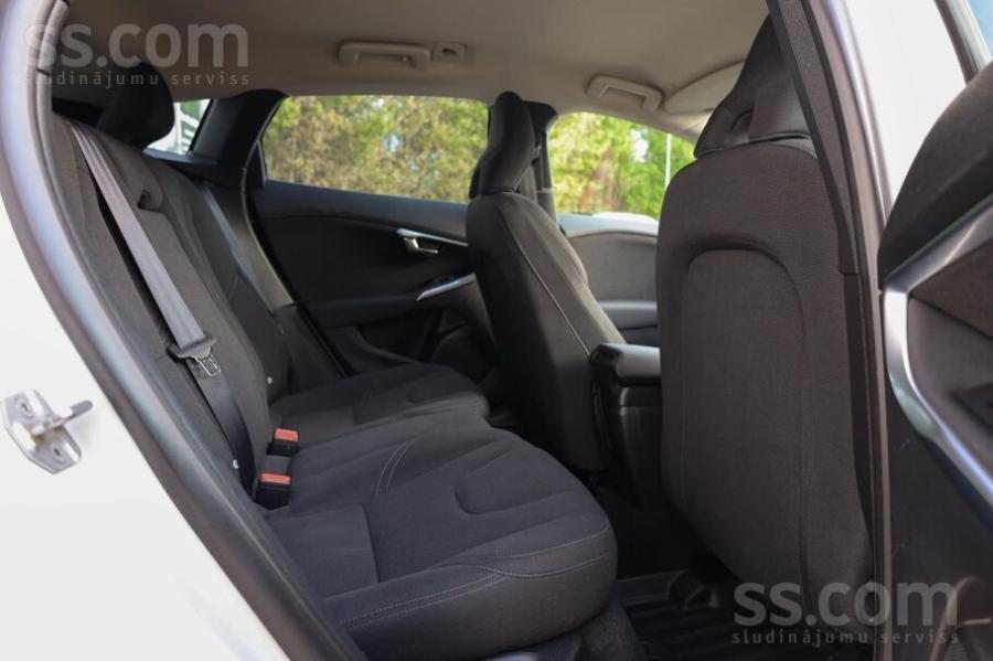 White Volvo V40 2014 in Riga, with an engine capacity of 1.60 L and mileage of 291 thousand km for 5995 €, photo 14 on AUTOMOTO.COM.LV