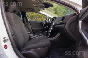 White Volvo V40 2014 in Riga, with an engine capacity of 1.60 L and mileage of 291 thousand km for 5995 €, photo 15 on AUTOMOTO.COM.LV
