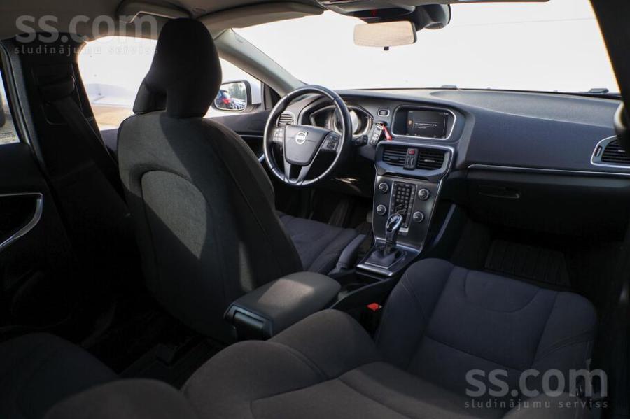 White Volvo V40 2014 in Riga, with an engine capacity of 1.60 L and mileage of 291 thousand km for 5995 €, photo 16 on AUTOMOTO.COM.LV