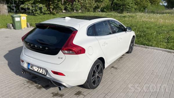White Volvo V40 2015 in Riga, with an engine capacity of 2.00 L and mileage of 277 thousand km for 9300 €, photo 2 on AUTOMOTO.COM.LV