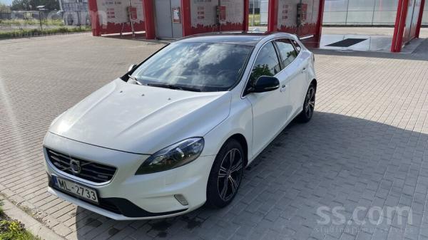 White Volvo V40 2015 in Riga, with an engine capacity of 2.00 L and mileage of 277 thousand km for 9300 €, photo 3 on AUTOMOTO.COM.LV