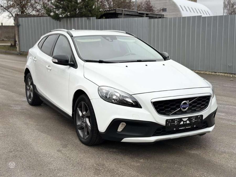 White Volvo V40 2015 in Telschi, with an engine capacity of 1.97 L and mileage of 248 thousand km for 7900 €, photo 1 on AUTOMOTO.COM.LV