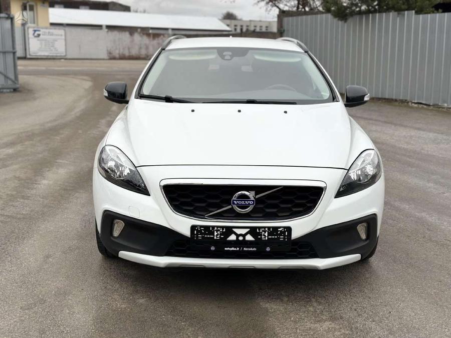 White Volvo V40 2015 in Telschi, with an engine capacity of 1.97 L and mileage of 248 thousand km for 7900 €, photo 2 on AUTOMOTO.COM.LV