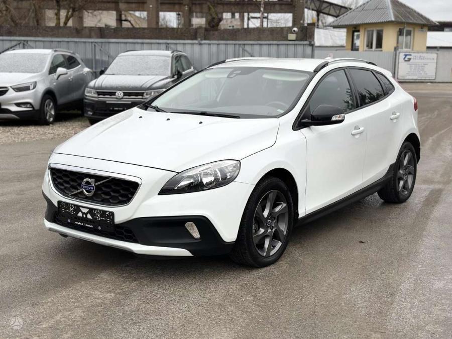 White Volvo V40 2015 in Telschi, with an engine capacity of 1.97 L and mileage of 248 thousand km for 7900 €, photo 3 on AUTOMOTO.COM.LV